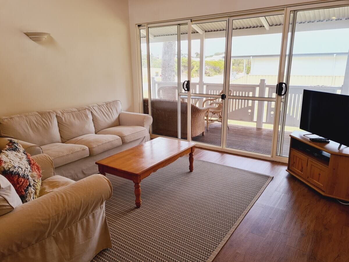 2 bedroom cottage only a minute from the Bremer Bay Estuary